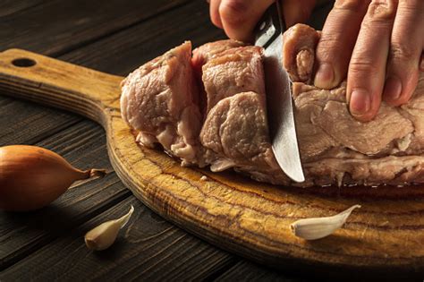 요리사는 굽기 전에 칼로 고기를 자릅니다 맛있는 점심을 준비하기위한 식탁에 향신료 농민 음식 건강한 생활방식에 대한 스톡 사진 및 기타 이미지 Istock