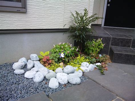 自然石を用いたモダンなアプローチ 施工事例｜draw garden 株式会社北陸園芸 ｜石川県金沢市・能美市など加賀地方を中心に