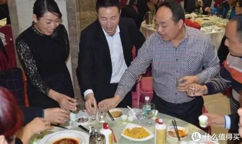跟人碰杯喝酒时，很多人喜欢把杯子放低，这是什么意思？建议了解茅台新浪新闻