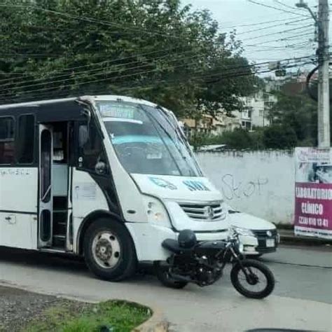 Autobús choca contra motociclista en Xalapa