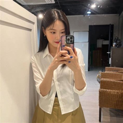 Loona Hyunjin Mirror Selca Icon Celebrity Look Alike Mirror Selfie