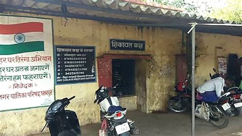 हर रोज आधे शहर की गुल हो रही बिजली से परेशान बड़ी संख्या में आक्रोशित