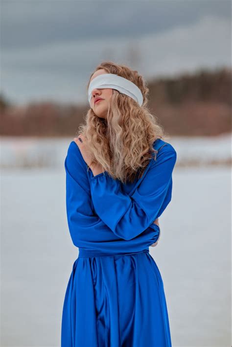 Девушка с завязанными глазами фотограф СПб Фотограф Платья Глаза