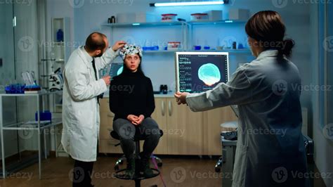 Mens Dokter Onderzoeken Sensoren Van Eeg Koptelefoon Toezicht Houden