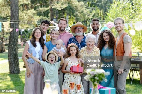 야외 여름 정원 파티에서 가족 초상화 가족과 친구들이 서서 단체 사진을 찍기 위해 포즈를 취하고 있다 다세대 가족 가든파티에 대한 스톡 사진 및 기타 이미지 Istock