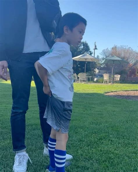 珠華ゆふさんのインスタグラム写真 珠華ゆふinstagram「①じゅんじゅんサッカー始めたよ⚽️ ②ソファでりんご食べながら足を振る