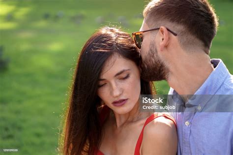 공원에서 벤치에 앉아 남자와 여자의 아름다운 부부 여자와 남자와 로맨틱 한 테마입니다 봄 여름 테마 Rn 관계 사랑 발렌타인 데이 2명에 대한 스톡 사진 및 기타 이미지