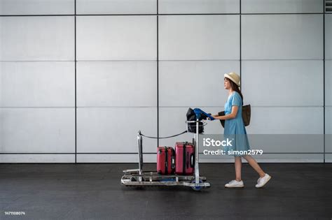 공항에서 여행하고 공항 터미널에서 여행 가방을 들고 있는 아시아계 중국인 여성 30 34세에 대한 스톡 사진 및 기타 이미지
