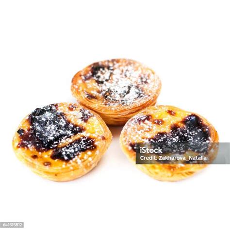 파스텔 데 나타검은 껍질과 설탕 파우더 크림 달콤한 Curstard 화이트에 고립 Pasteis 드 벨렘 계란 타트 커스터드에