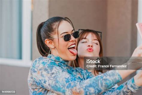 Pareja De Lesbianas Abrazándose Y Tomándose Una Selfie Foto De Stock Y Más Banco De Imágenes De