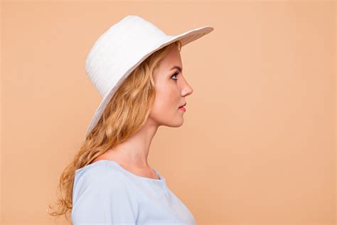 여자의 초상화 젊은 사랑 스러운 매력적인 백인 곱슬 머리 매력적인 화려한 미소 자신감 Sunhat 입고 사이드 뷰입니다 파스텔