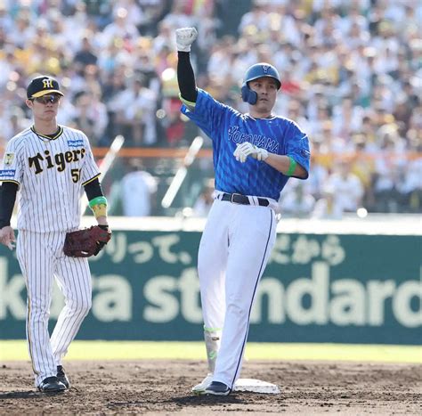 ＜神・d＞ 3回無死一塁、二塁打を放った佐野はベンチに向かってガッツポーズ（撮影・大森 寛明） ― スポニチ Sponichi Annex 野球