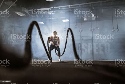 체육관에서 전투 밧줄로 운동하는 행복한 여성 운동 선수 교차 훈련법에 대한 스톡 사진 및 기타 이미지 교차 훈련법 여자