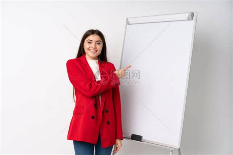 年轻女子在白板上做演示指着高清图片下载 正版图片503853725 摄图网