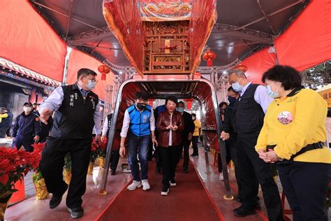 走訪宮廟發送「錢兔」小紅包 盧市長新春許願祈福