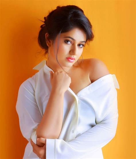 Poonam Bajwa Age, Height, Weight, Family, Affairs, Education, Husband, Sister, Net Worth