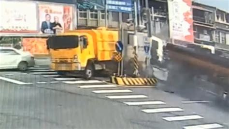 砂石車國五下交流道 失控衝到對向攔腰撞清潔車 東森最即時最快速新聞