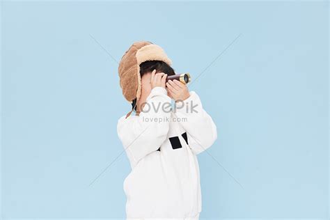 戴著帽子手拿望遠鏡的可愛男孩圖片素材 圖片尺寸8192 × 5464px 高清圖案502363133