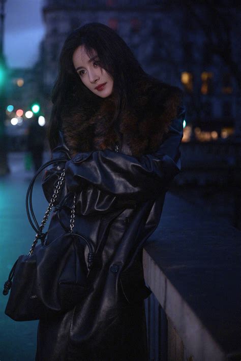 杨幂拍夜幕氛围感大片秀美腿 在巴黎河畔倚栏遐思 搜狐大视野 搜狐新闻