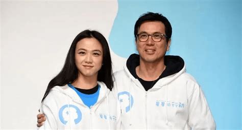 汤唯携韩国老公回家乡扫墓，金泰勇入乡随俗行跪拜礼，夫妻好低调 意浏娱乐