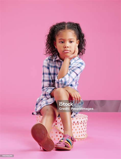 스튜디오에 앉아서 분홍색 카피 스페이스 배경에 백일몽을 꾸는 귀여운 작은 혼합 경주 소녀 슬프고 우울해 보이는 외로운 아프리카계 미국인 아이 4 5세에 대한 스톡 사진 및