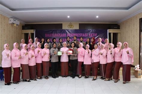 Wakapolres Bersama Polwan Bone Bolango Berikan Hadiah Kepada
