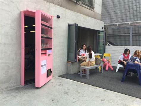 획일적인 상점 간판이 고정관념을 탈피해 개성 있는 모양으로 변하고 있다 이런 변화는 매출에 긍정적 영향을 미쳐 주목받고 있다
