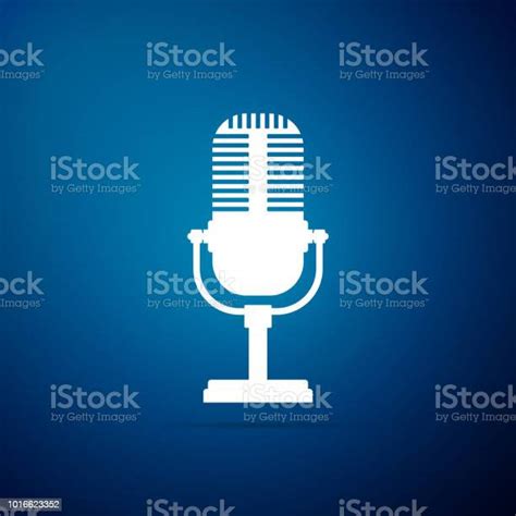 마이크 아이콘 파란색 배경에 고립입니다 평면 디자인입니다 벡터 일러스트 레이 션 마이크에 대한 스톡 벡터 아트 및 기타 이미지