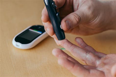 실내에서 랜싯 손잡이로 혈액 샘플을 채취하는 남자 당뇨병 개념 건강 검진에 대한 스톡 사진 및 기타 이미지 건강 검진 건강