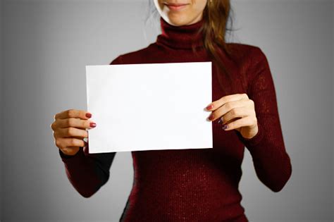 빈 흰색 플라이어 종이 보여주는 여자 전단지 프리젠테이션입니다 팜플렛에는 손을 잡으십시오 여자 쇼 명확한 오프셋된 종이입니다