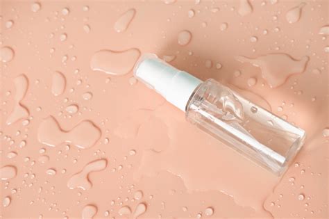 펌프가 있는 유리 병에 투명한 화장품 젤 물 방울베이지 배경 피부 관리를 위한 보습 젤 브랜드가 없는 클리어 페이스 뷰티 제품 0명에 대한 스톡 사진 및 기타 이미지