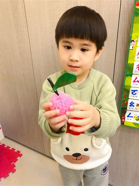 睡前10分鐘親子小實驗 水果網套美勞水果泡棉小蘋果diy 石油哥的一日生活圈