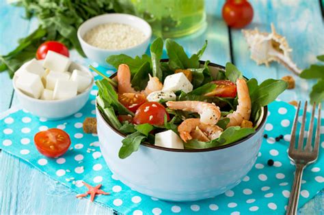축제 전채입니다 샐러드와 새우 죽은 태아의 치즈 Arugula 체리 토마토 축제 부활절 테이블에 참 0명에 대한 스톡 사진 및
