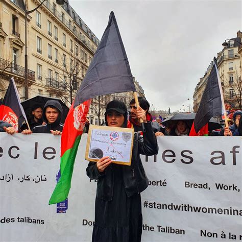 هشت مارچ اعتراض زنان مهاجر افغان و ایران در پاریس علیه حذف آزادی زنان