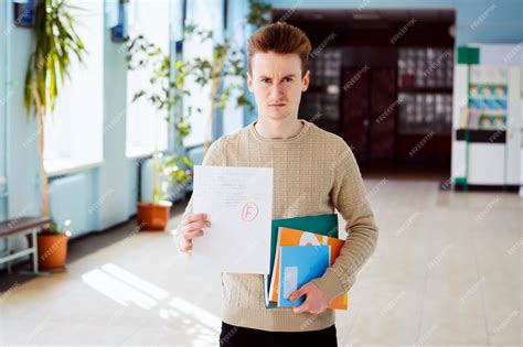 Prueba O Examen Reprobado Y Estudiante Enojado En El Corredor De La