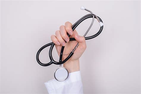 성취 경력 획기적인 치료 치료 개념 회색 배경 위에 고립 된 검은 청진기와 손을 상승 좋은 긍정적 인 간호사의 클로즈업 사진 주먹에 대한 스톡 사진 및 기타 이미지 Istock