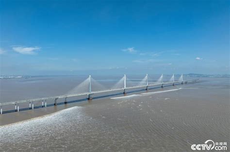 钱塘江 鬼王潮”潮头涌动：波涛翻滚 气势万钧