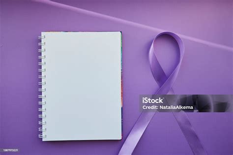 보라색의 날을위한 메모장과 보라색 리본의 모의 세계 간질의 날 3 월 26 간질의 날의 상징 0명에 대한 스톡 사진 및 기타