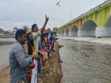 The Public Welcomed The Water Coming In The Vaigai River To Wake Up In