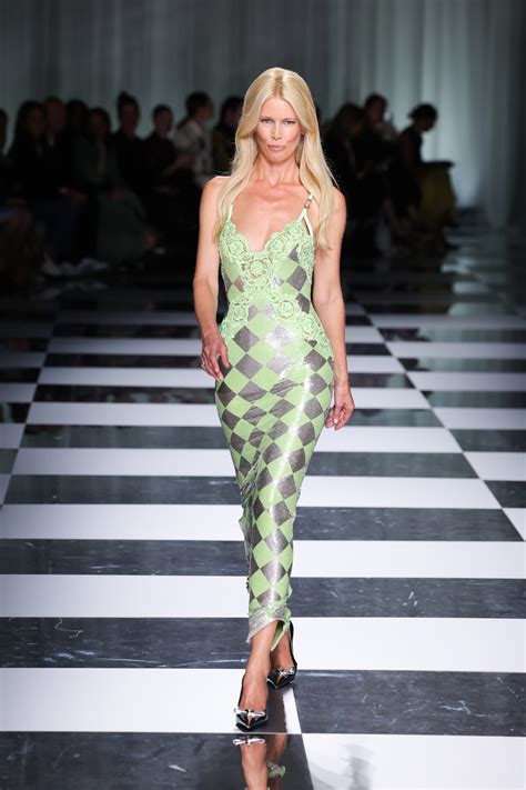 À 53 ans Claudia Schiffer fait son grand retour sur le podium de