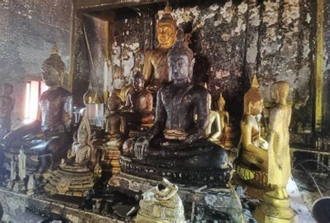 ระทึก ไฟไหม้โบสถ์ อายุกว่า 400 ปี พระพุทธรูป ภาพผนังโบสถ์ถูกเผาเสียหาย
