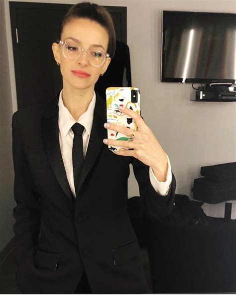 Sarah Schachner In A Suit 😍 Ladyladyboners
