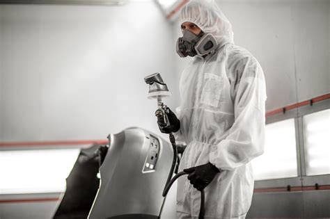 페인팅 부스의 자동차 부품에 페인트 코트를 적용 한 전체 작업복과 호흡 마스크의 차체 공장 기술자 가스 압축기에 대한 스톡 사진 및 기타 이미지 Istock