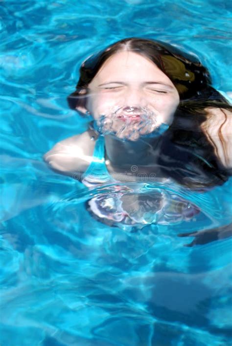 Meninas Da Piscina Foto De Stock Imagem De Rostos Marrom 9302986