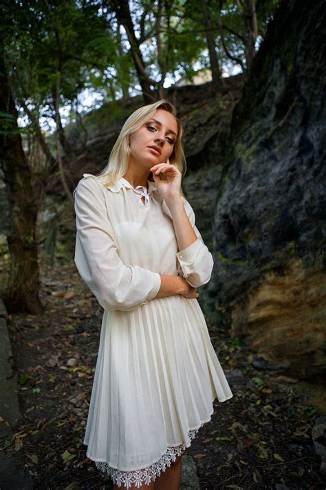 Девушка в белом платье Victorian Dress Fashion Dress