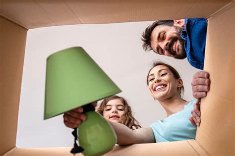 행복한 가족 얼굴과 어린이 테디 베어의 골판지 상자를 통해 낮은 각도보기는 새 집에서 소지품을 풀고 가족에 대한 스톡 사진 및 기타 이미지 Istock