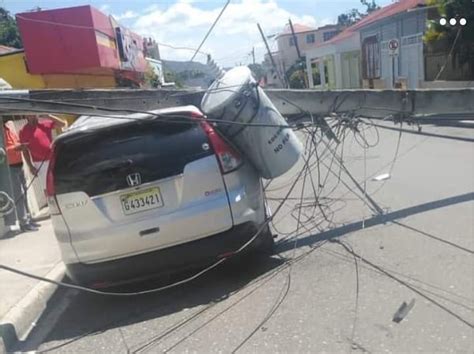 OCOA Poste del tendido eléctrico colapsa cae encima jeepeta