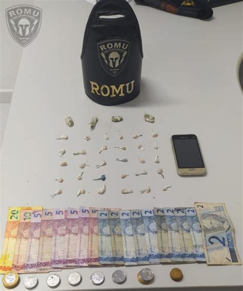Rapaz é flagrado vendendo entorpecentes