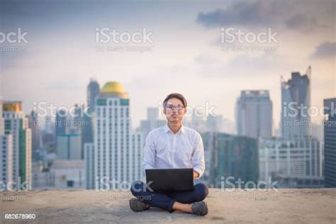 노트북 및 디지털 태블릿 도시 배경 사용 하 여 하는 젊은 사업가 경제에 대한 스톡 사진 및 기타 이미지 경제 고층 건물