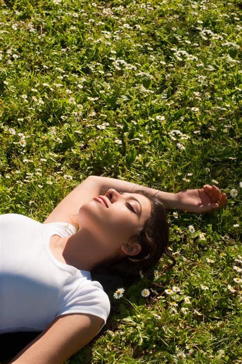 Fille Se Trouvant Sur Lherbe Photo Stock Image Du Libre Adulte